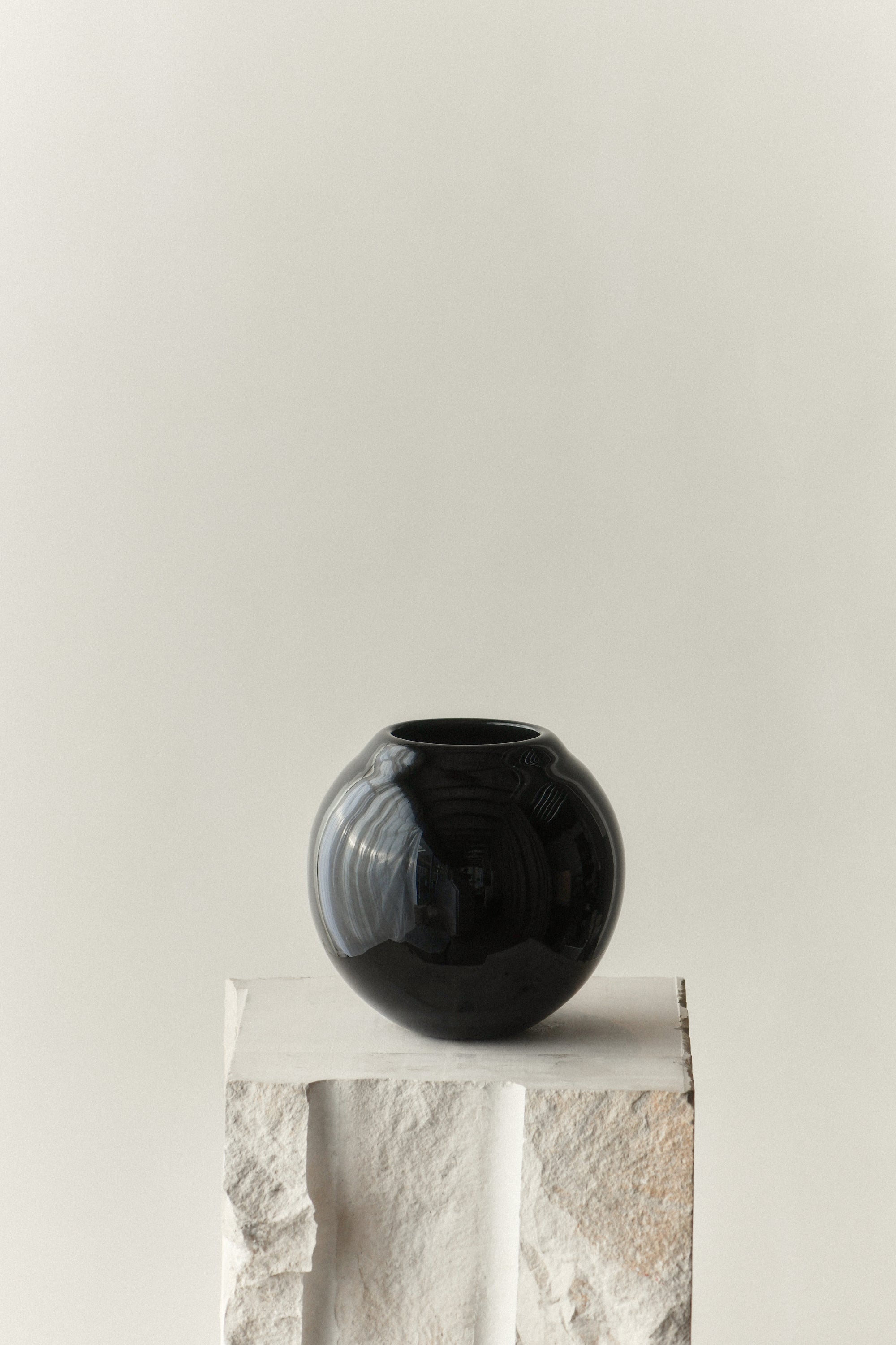S.R. VINTAGE VASE PLAIN BLACK – LOUISE ROE DENMARK